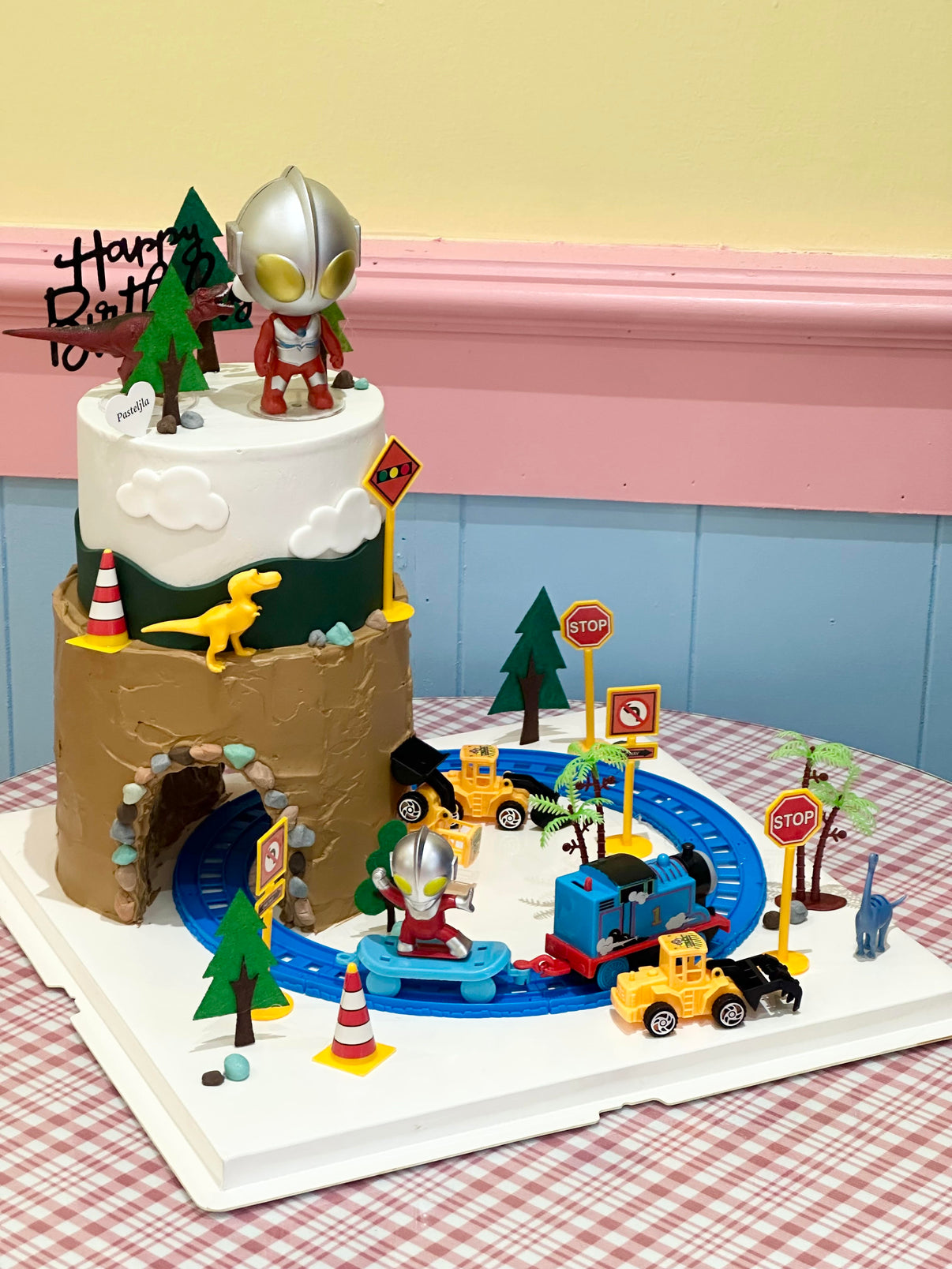 Ultraman train cake – Pasteljla